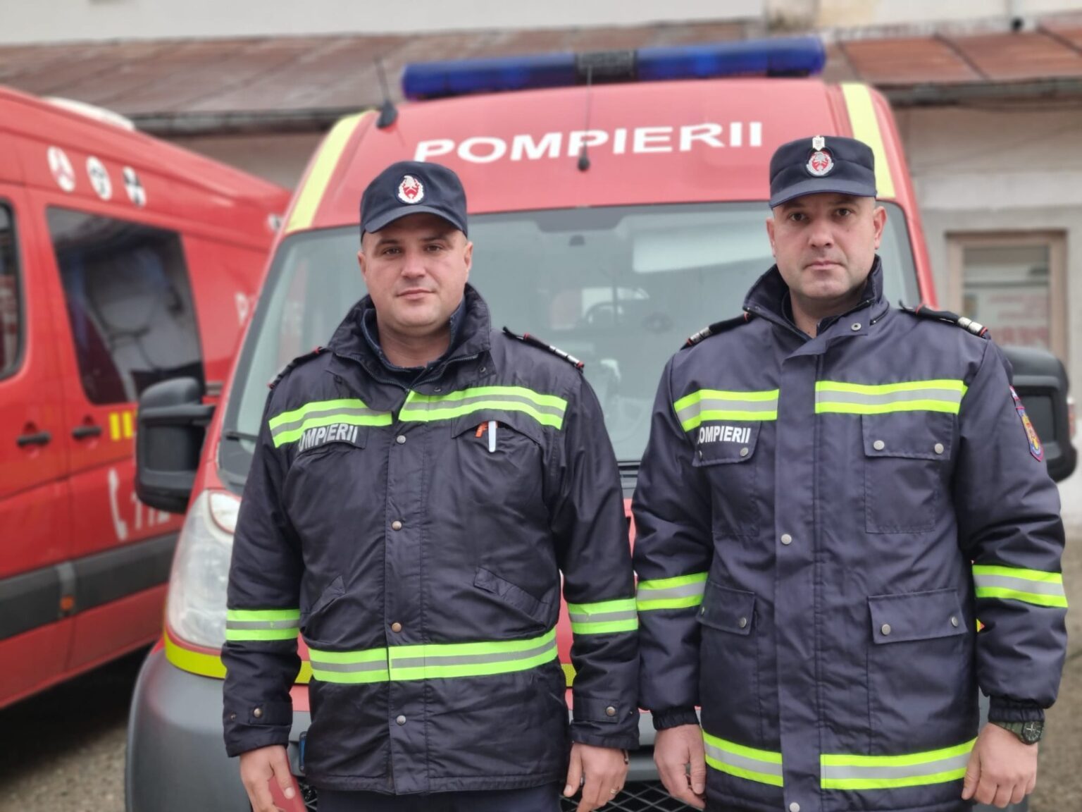Doi pompieri în slujba comunității - Cronica Olteniei